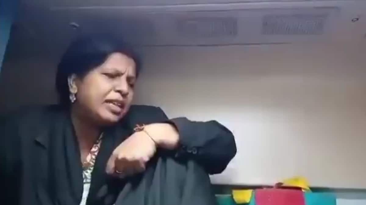 Woman Passenger Argues With TTE Despite Travelling Without Ticket | Video | Viral News - News18