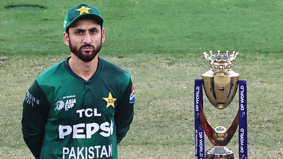 Suryakumar Boycotts! PAK Captain Salman Agha Awkwardly Left Solo With Asia Cup Trophy | Cricket ...