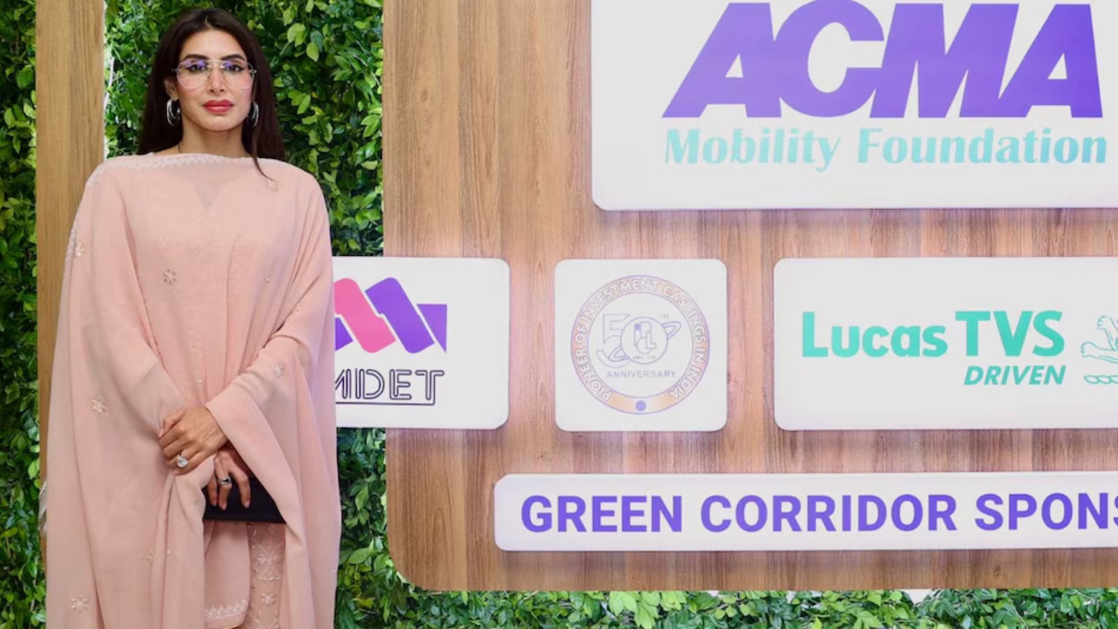 Priya Sachdev Kapur Steps Out For 1st Time Post Sunjay Kapur’s Death ...