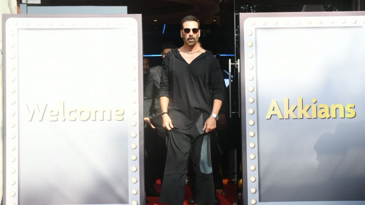 Akshay Kumar Exudes Swag, Looks Dapper In Black As He Celebrates His ...