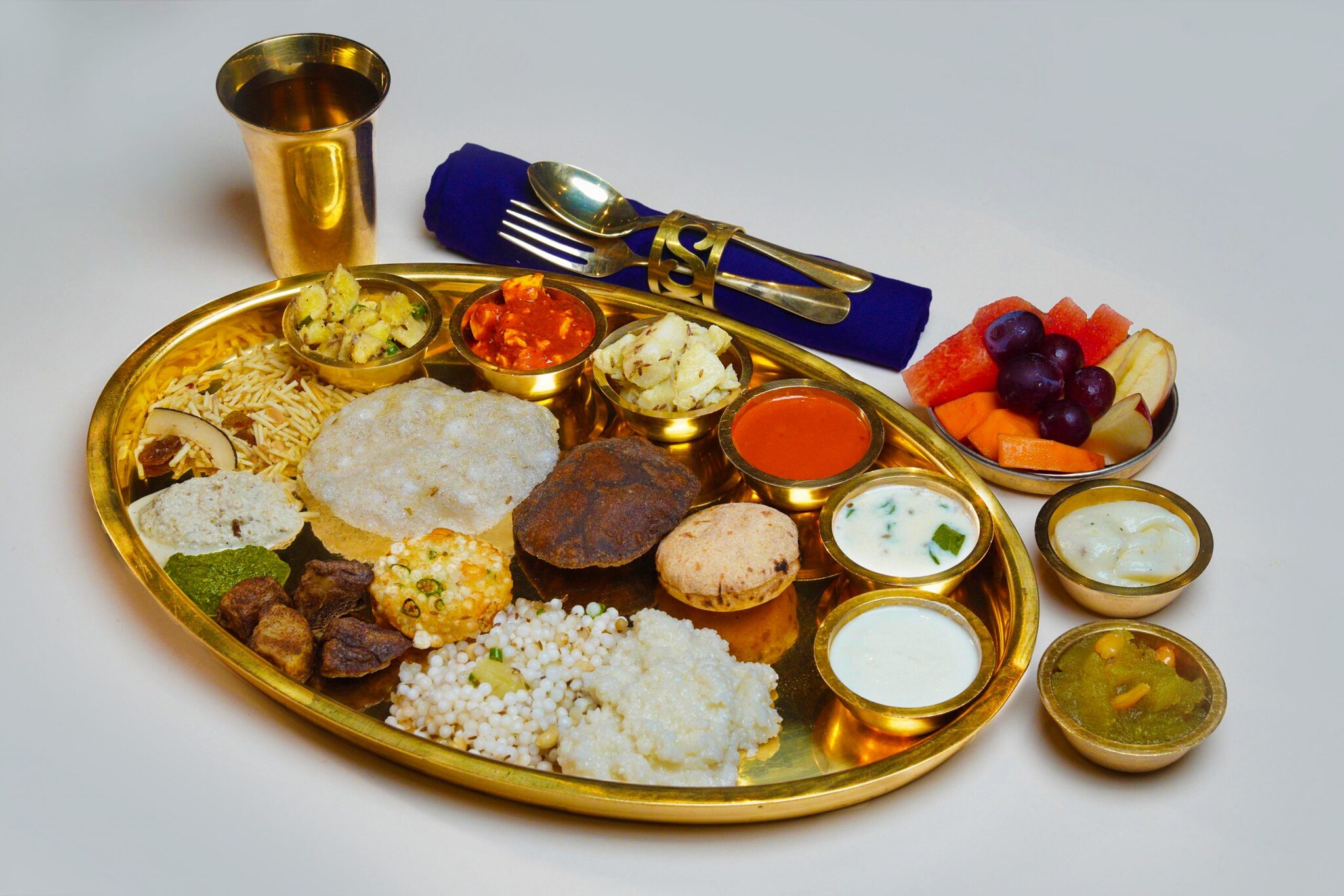 Navratri 2025 Food Guide: Best Satvik Thalis, Vrat Menus And Festive ...