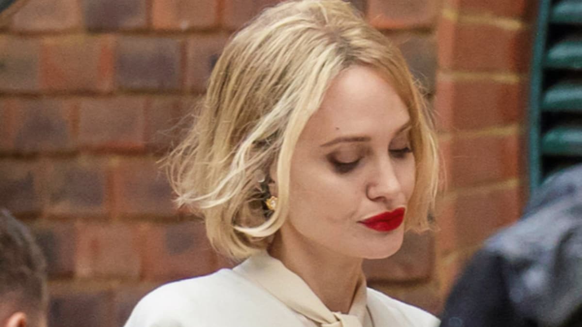 Angelina Jolie Makes Her Blonde Bob Hairdo Debut On Anxious People’s ...