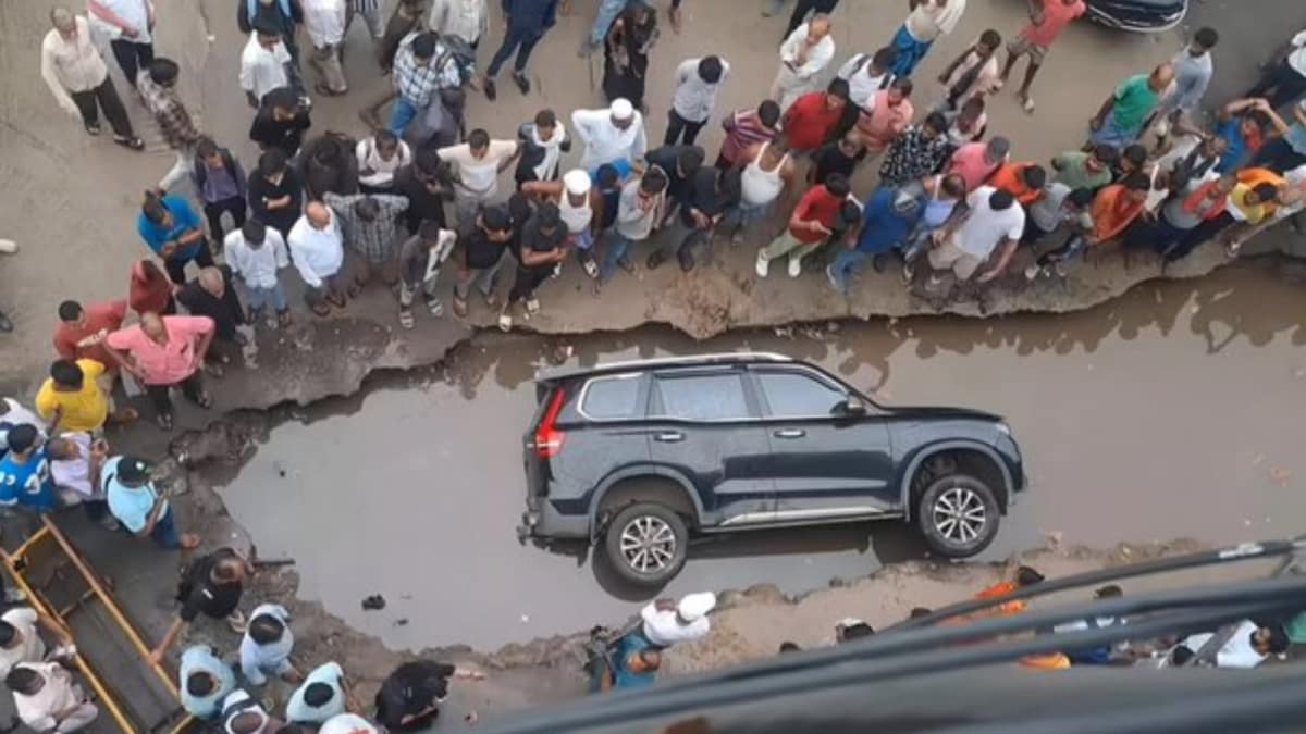 Internet Reacts After SUV Plunges Into Crater-Like Pothole in Patna ...