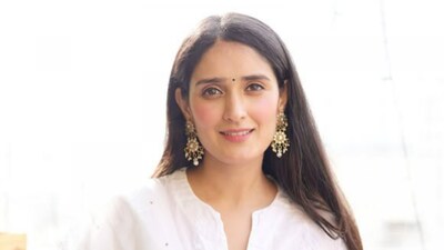 Pankhuri Awasthy Starts Her Day With A Singing Session At Home: Watch ...