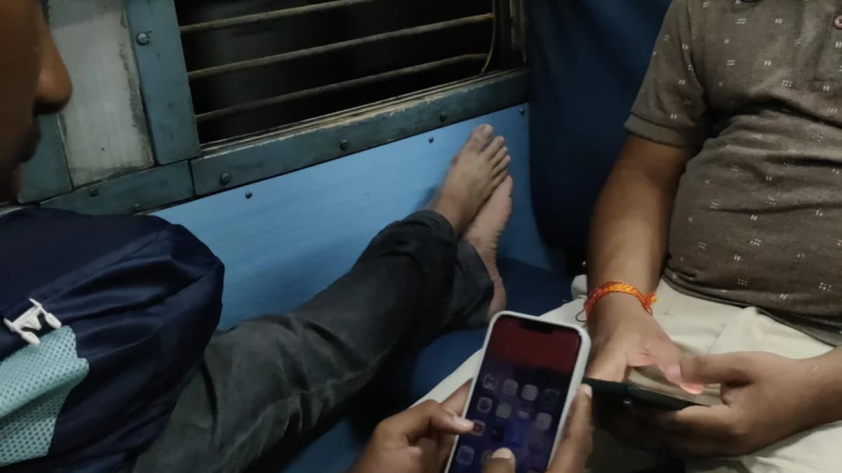 Man Loses Reserved Train Seat After Fellow Passenger Puts Feet On It ...