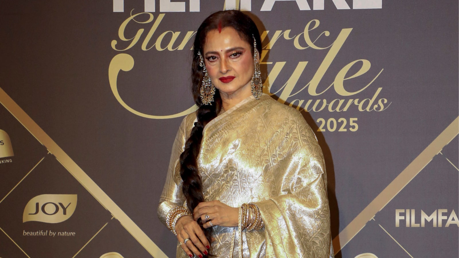 Rekha’s Early Bollywood Struggles and the Do Shikaari Controversy