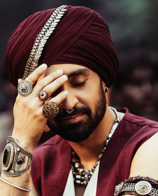 This World Famous Singer Helped Diljit Dosanjh Carry Kirpan To Met Gala ...