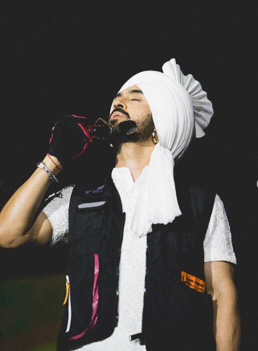 This World Famous Singer Helped Diljit Dosanjh Carry Kirpan To Met Gala ...