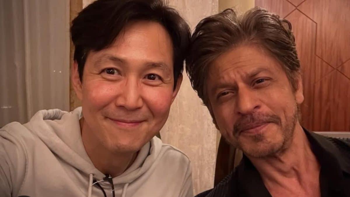 Shah Rukh Khan And Squid Game’s Lee Jung-jae Click Selfie At Riyadh Joy Forum 2025, Fans Lose ...