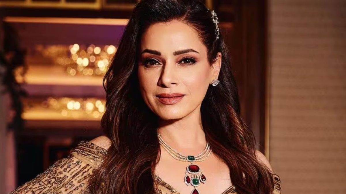 Neelam Kothari Shows Up On The Ramp, Gets Big Love From BFF Bhavana Pandey | Bollywood News - News18