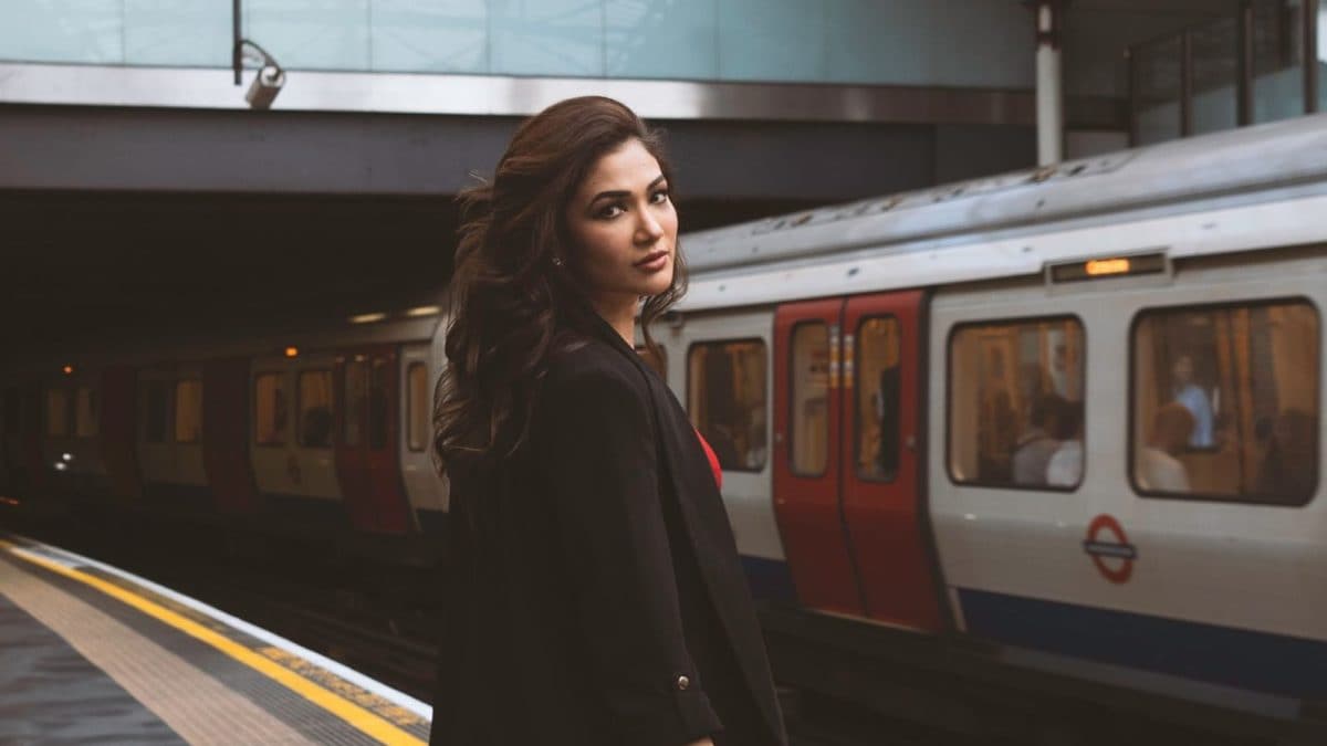 Ridhima Pandit Shines In Her Debut Lead Role, Wins Over Raveena Tandon ...