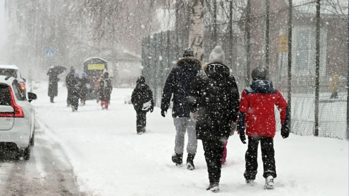 Rain In Delhi, Snowfall In J&K And Himachal; Flights Ops Impacted As ...