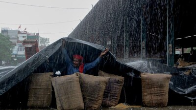 Heavy Rain Lashes Delhi-NCR Amid IMD's Orange Alert, 15 Flights ...
