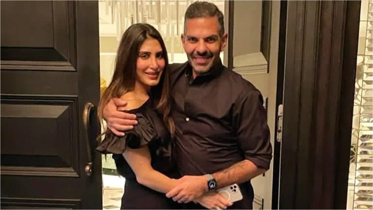 'Who's Greedy?': Lawyer Of Karisma Kapoor's Children Calls Priya ...