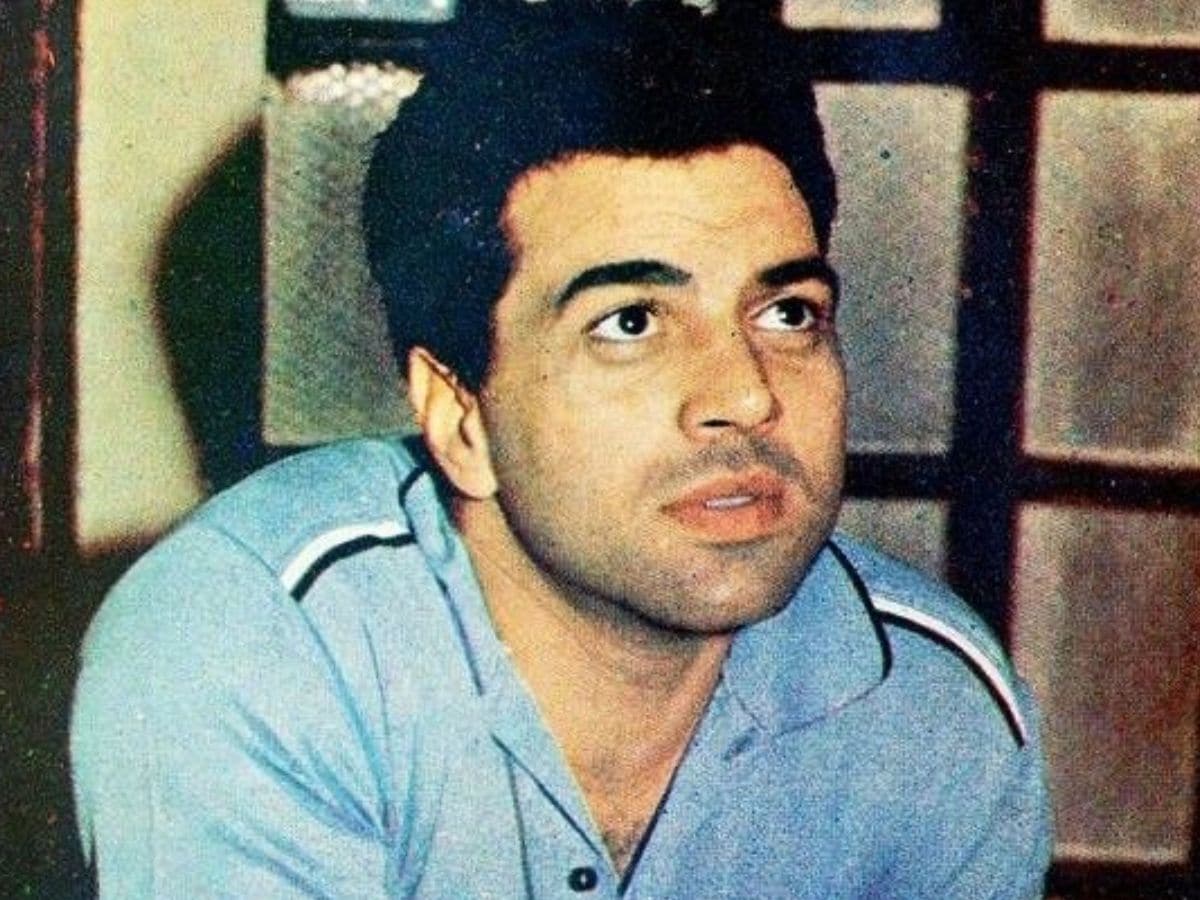When Dharmendra Entered A Superstar’s Bedroom Without Permission — An Untold Bollywood Tale