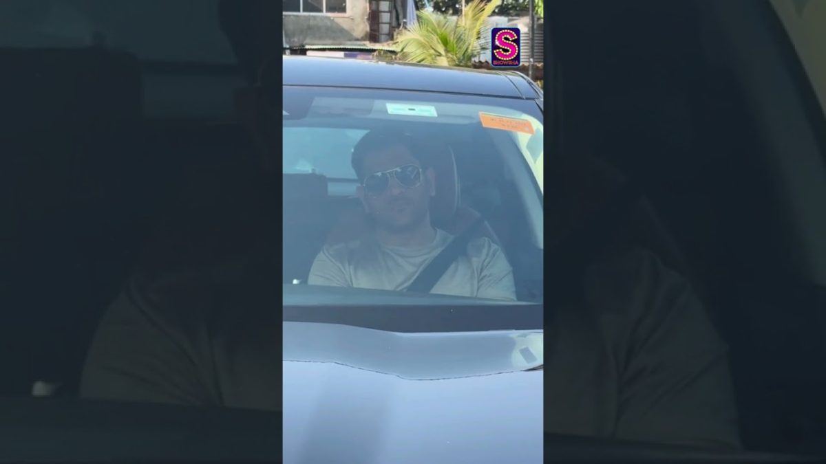 MS Dhoni Papped At The Airport As Captain Cool Jets Off In Effortless ...