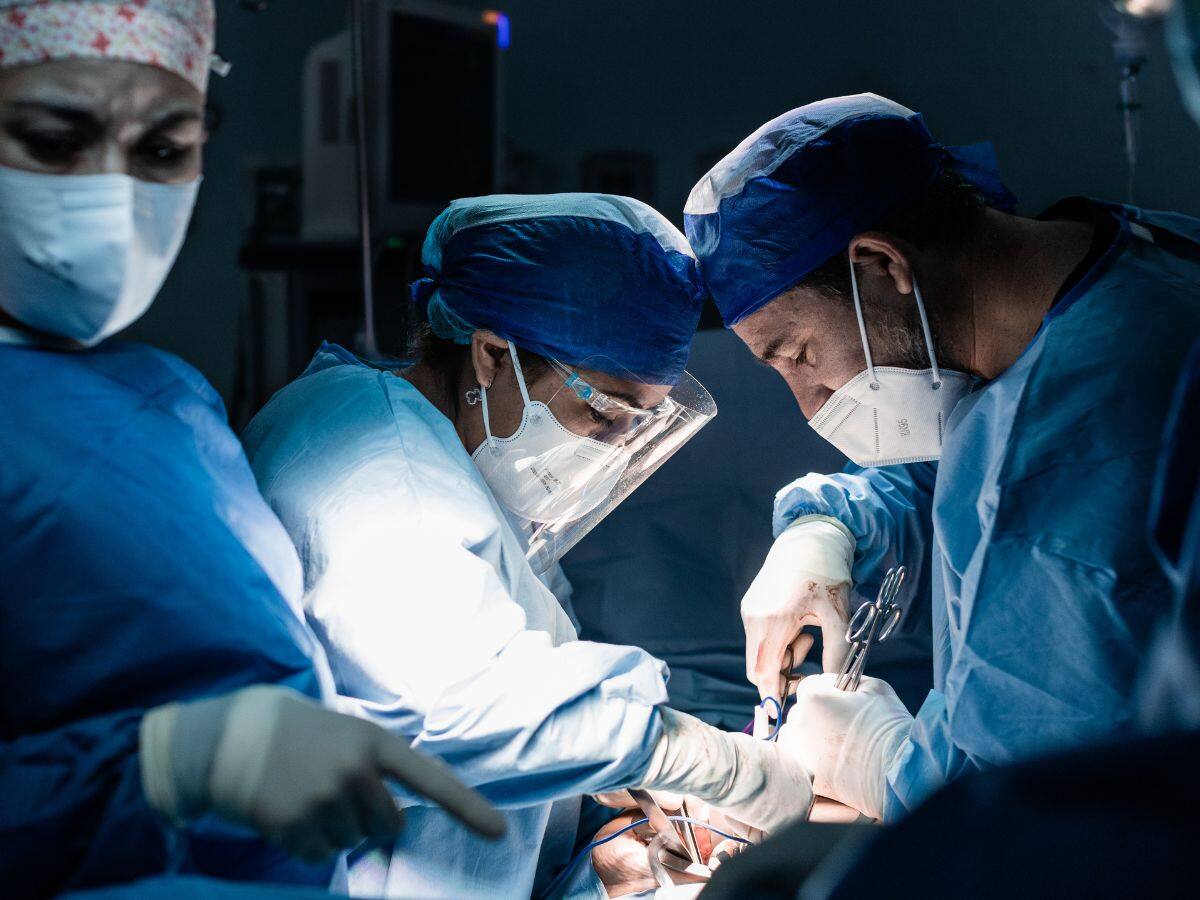 Why Do Surgeons Wear Only Green Or Blue? The Real Reason Will Surprise You