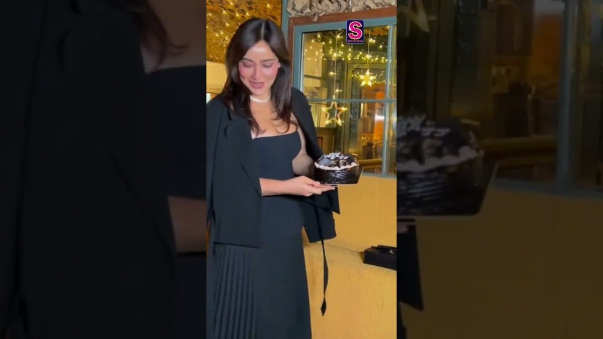 Neha Sharma Birthday Celebration with Sister Aisha | Cute Cake & Fun ...