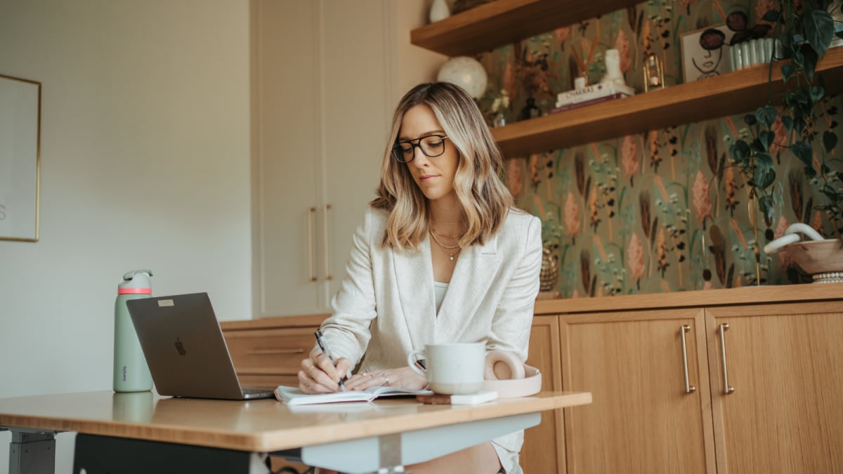 Mumbai Couple, IIT Alumni, Hires ‘Educated’ Home Manager For Rs 1 Lakh ...