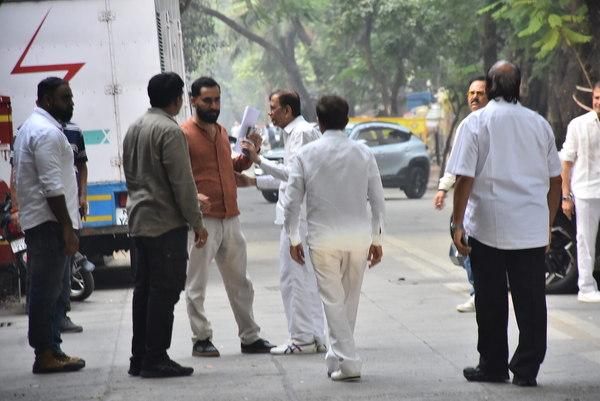 Bollywood Stars Gather At Dharmendra’s Home To Pay Their Last Respects