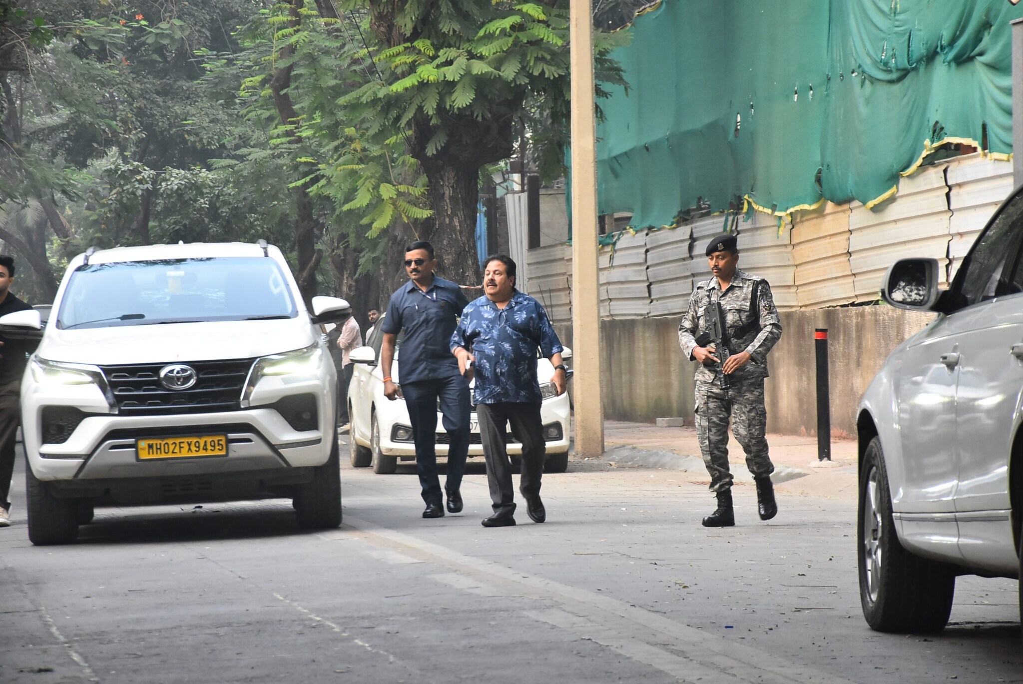 Bollywood Stars Gather At Dharmendra’s Home To Pay Their Last Respects