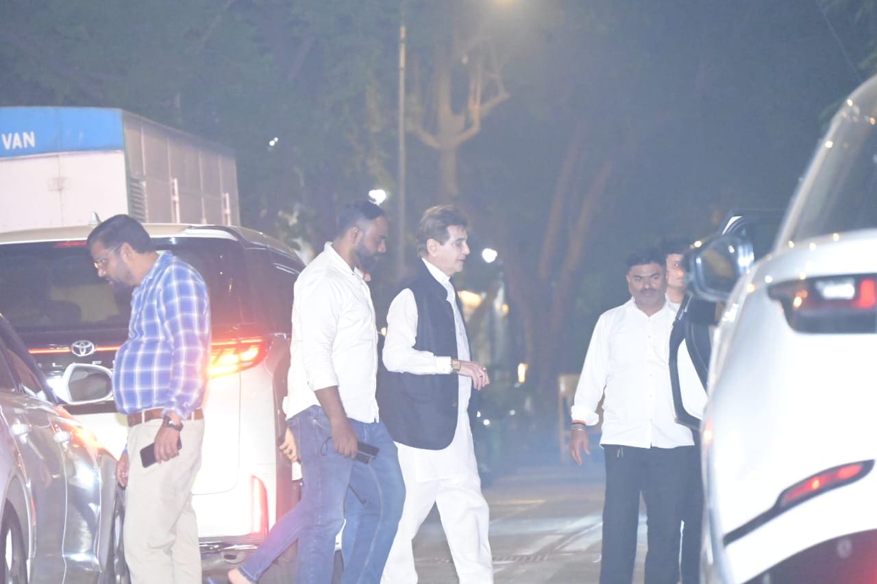 Bollywood Stars Gather At Dharmendra’s Home To Pay Their Last Respects