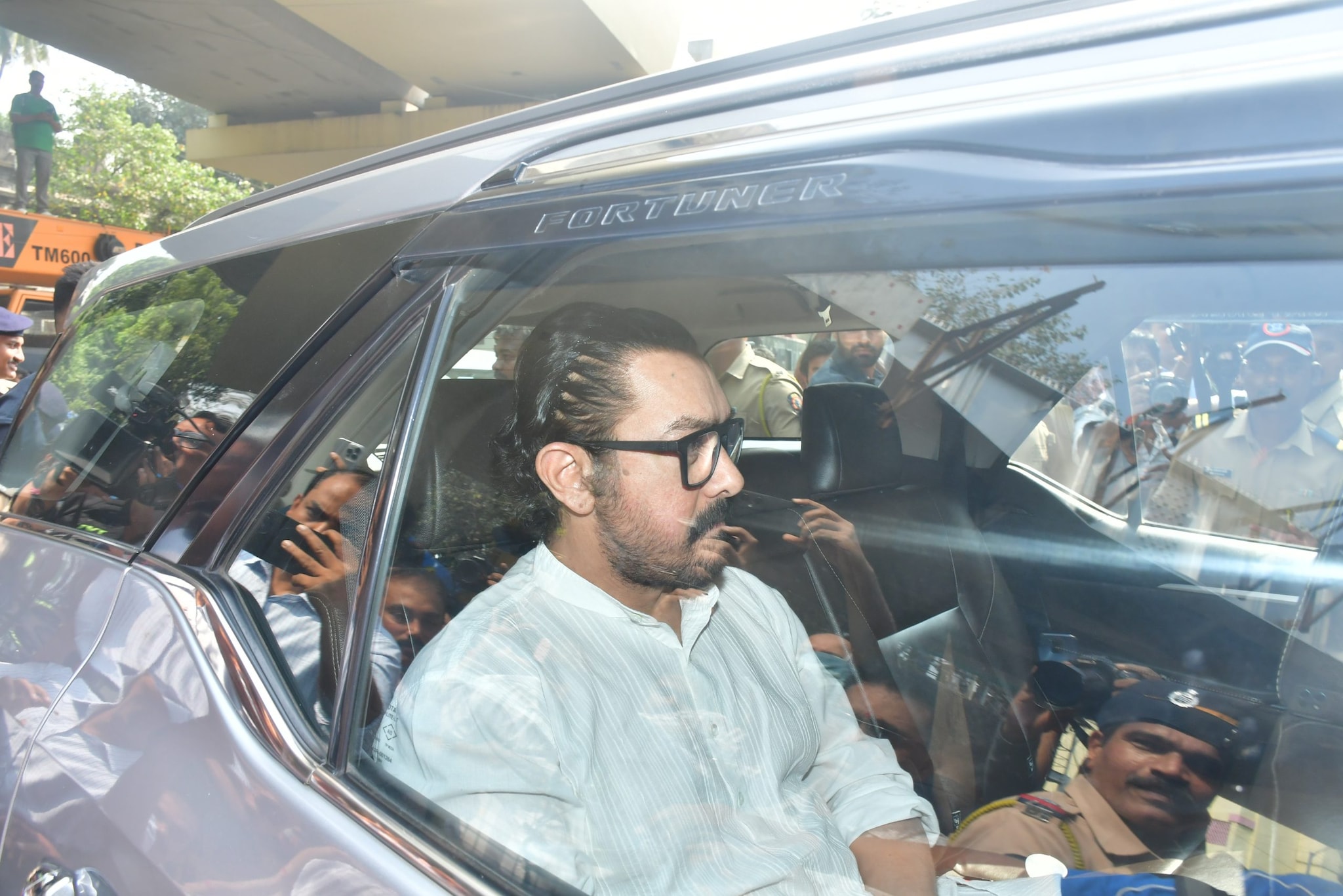 Bollywood Stars Bid Tearful Goodbye To Superstar Dharmendra | Photos