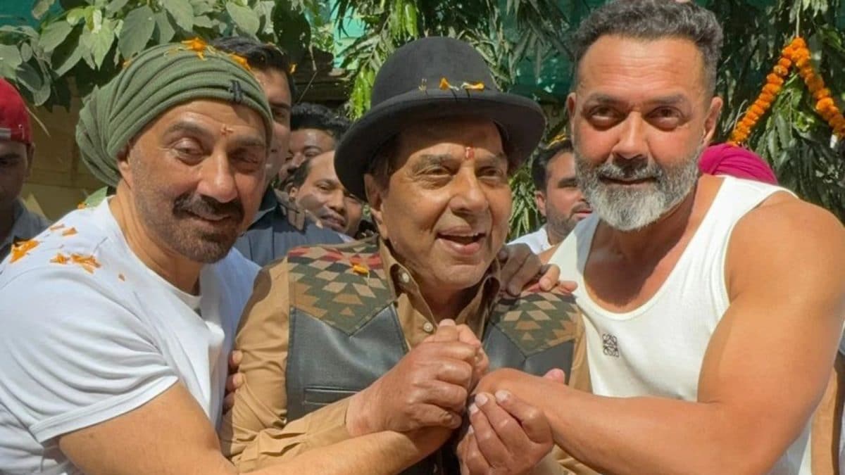 When Dharmendra Said Sons Sunny And Bobby Deol Don't Sit With Him At ...