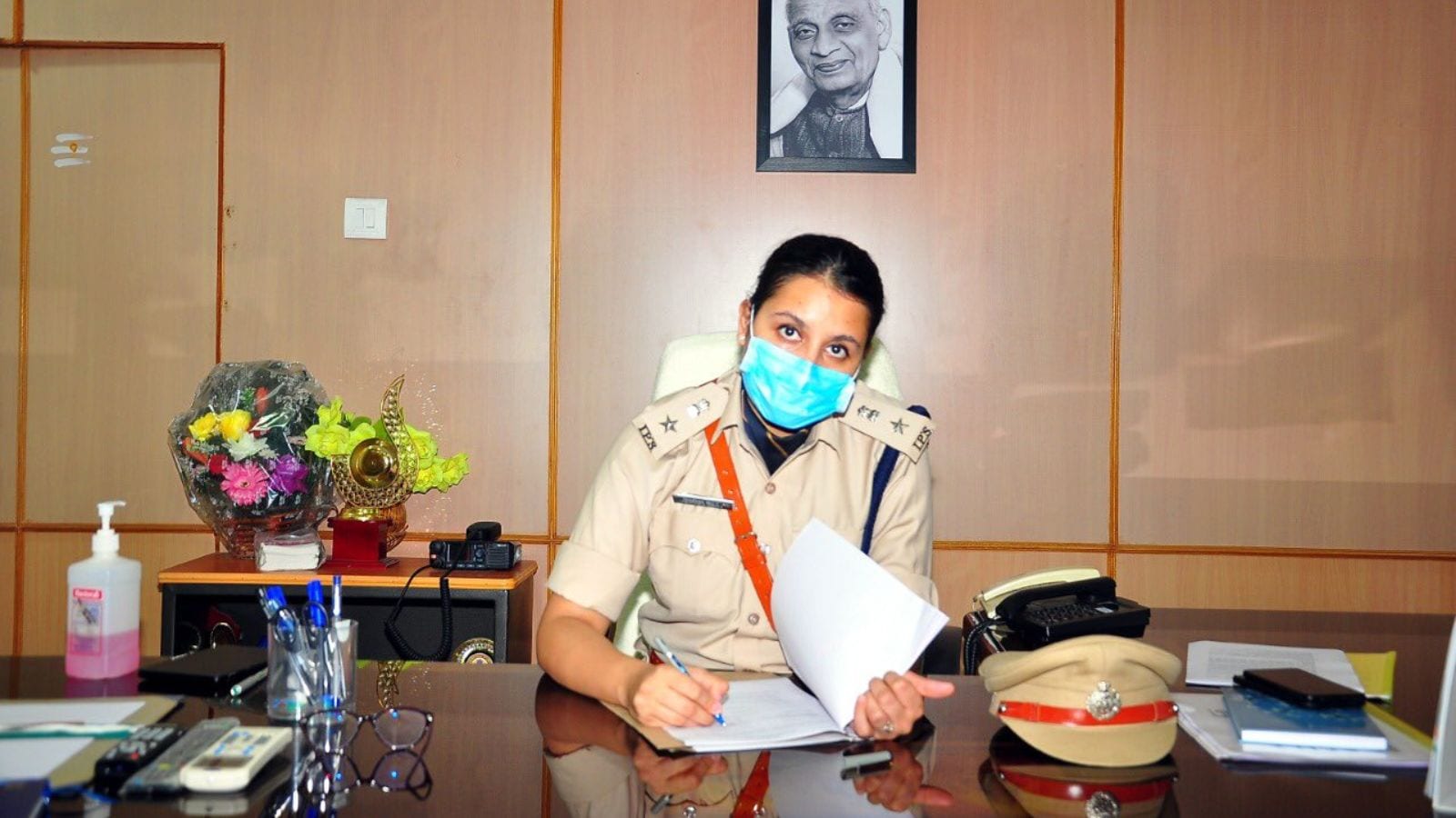 UPSC Success Story: IPS Niharika Bhatt Left Her Job At US FDA To Crack ...