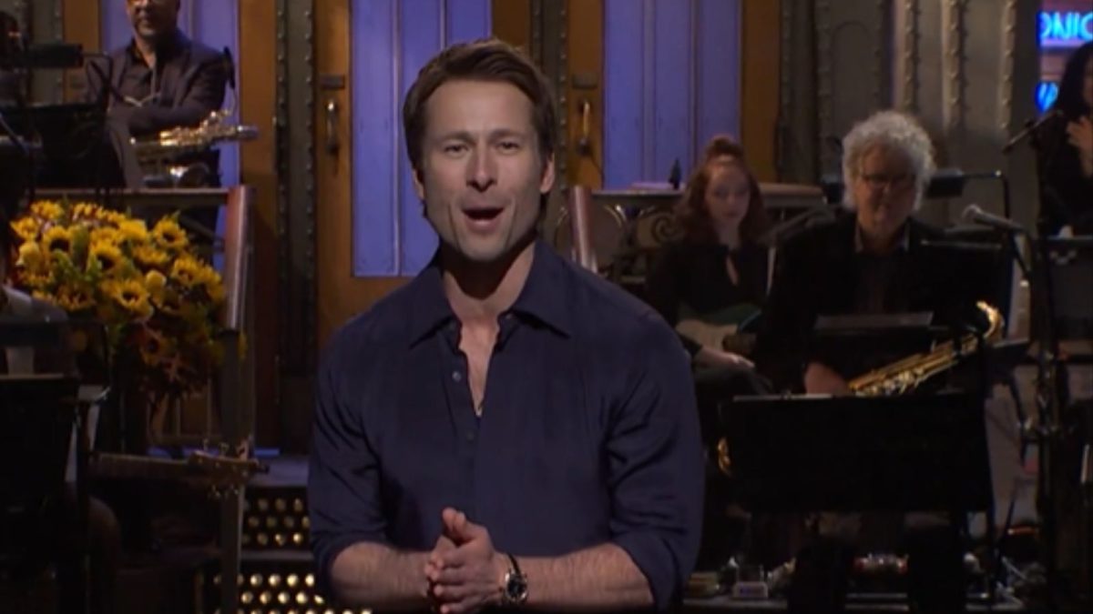 Top Gun Star Glen Powell Opens SNL Episode With Delivery Guy Who Shared ...