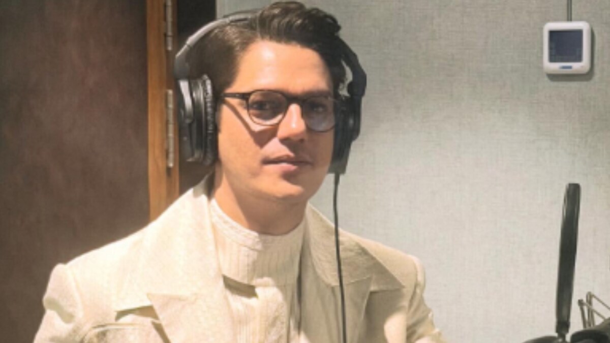 Vijay Varma Turns Dubbing Studio Into Runway With Manish Malhotra Couture | Bollywood News - News18