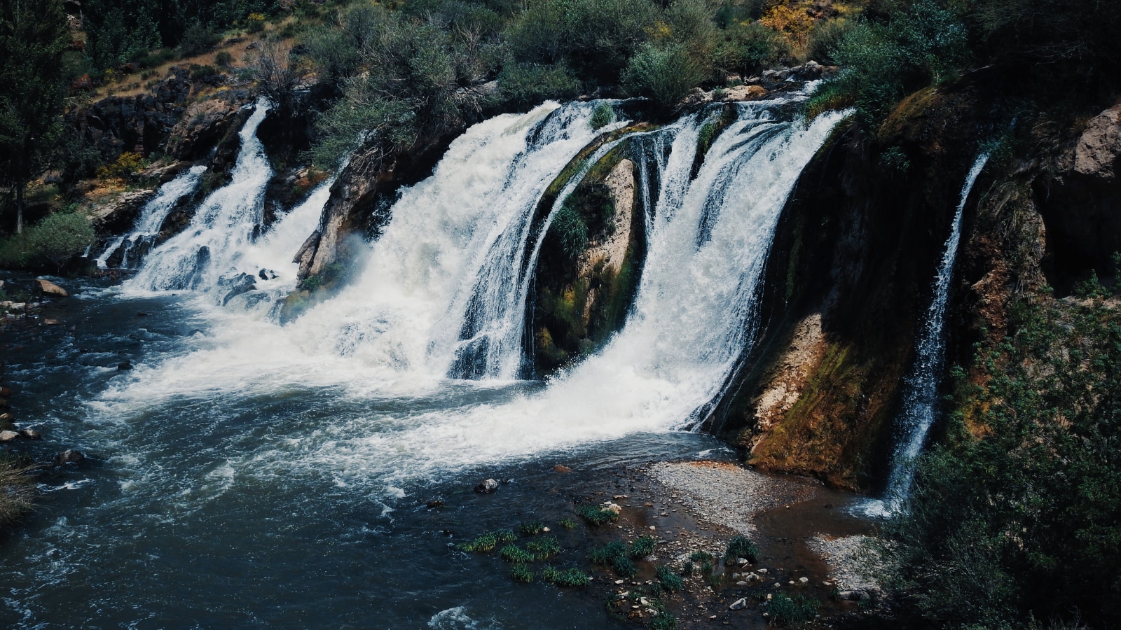 5 Countries With Waterfalls Around The World That Keep Changing Colour ...