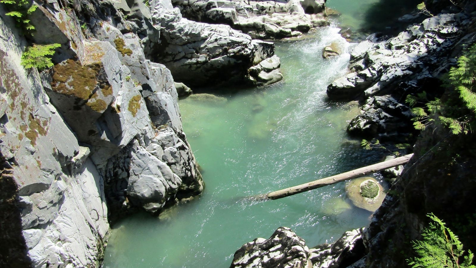 5 Countries With Waterfalls Around The World That Keep Changing Colour ...