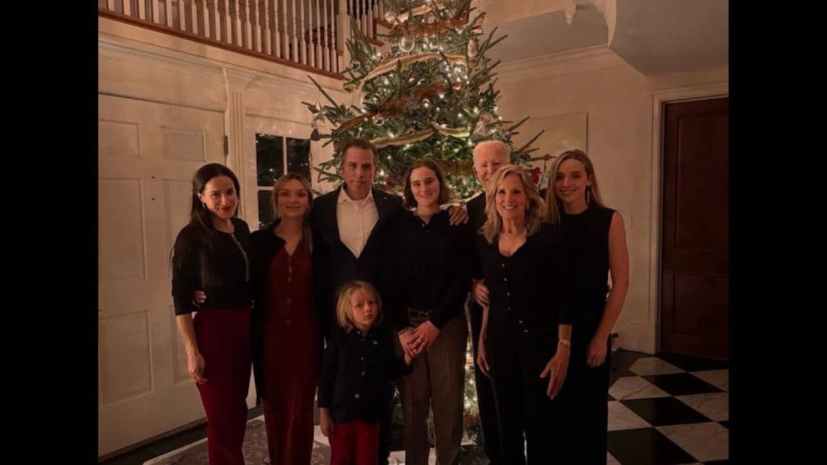 'Where’s Joe?' Why Biden's Christmas Family Photo Has Gone Viral For ...
