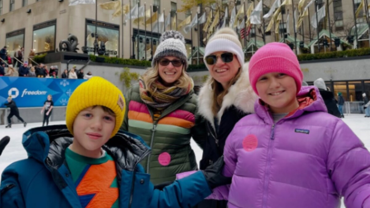 Kelly Clarkson Rings In Holiday Season With Kids, Goes To Ice Skating ...