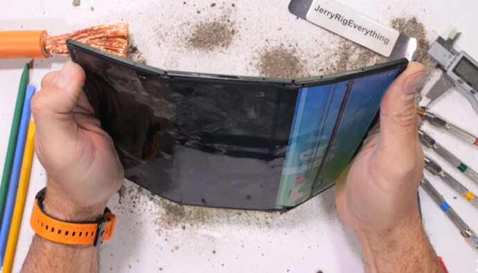 Why Are X Users Fighting Over Samsung Galaxy Z TriFold's Failed Bend ...