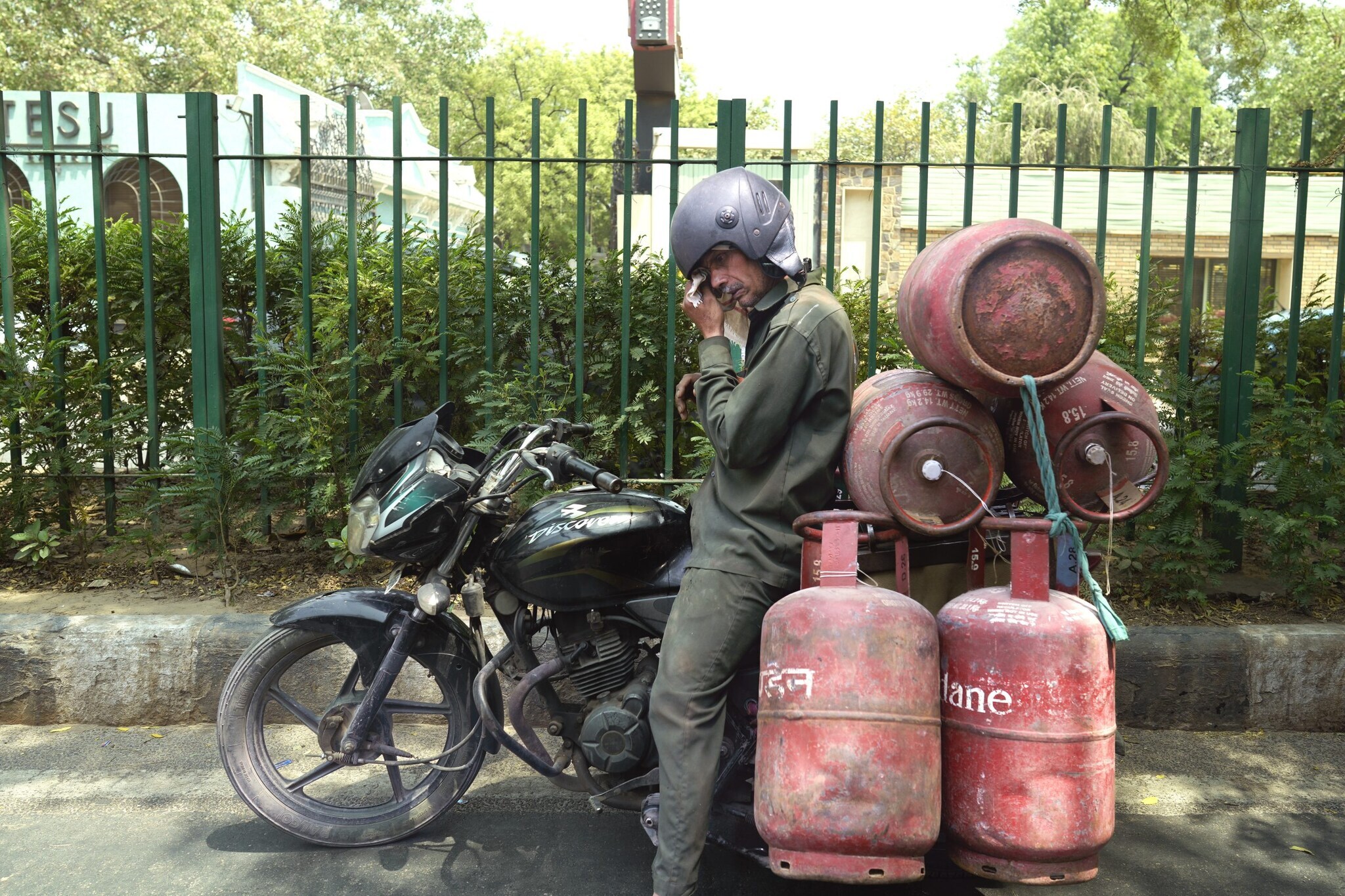 LPG Biometric Deadline Rumours Trigger Panic; Here’s What The Law ...