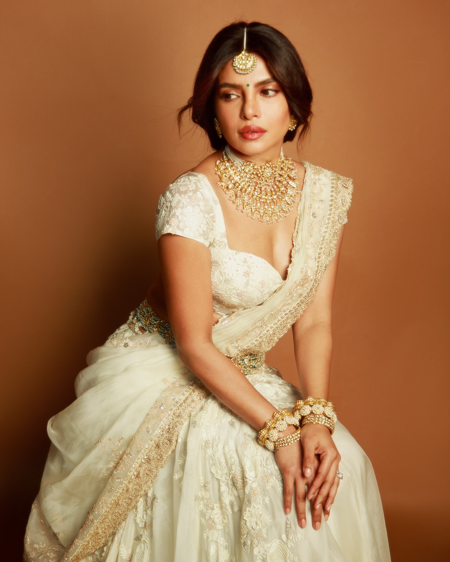 Priyanka Chopra Joins Julia Roberts, George Clooney As Golden Globes ...
