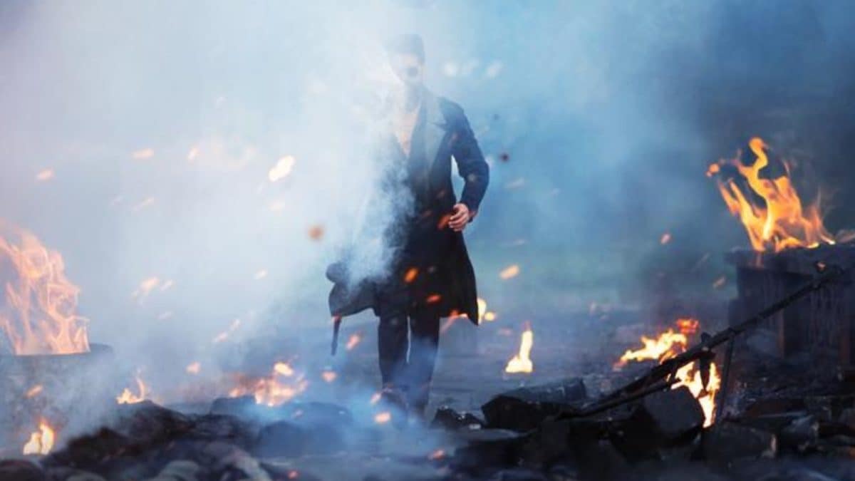 Toxic: Yash Walks Through Fire In New Poster, Trailer Release Date Out ...