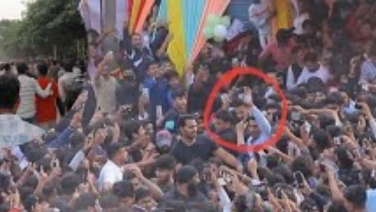 Elvish Yadav Gets Mobbed In Delhi, Fans Joke ‘System Hang Ho Gaya ...