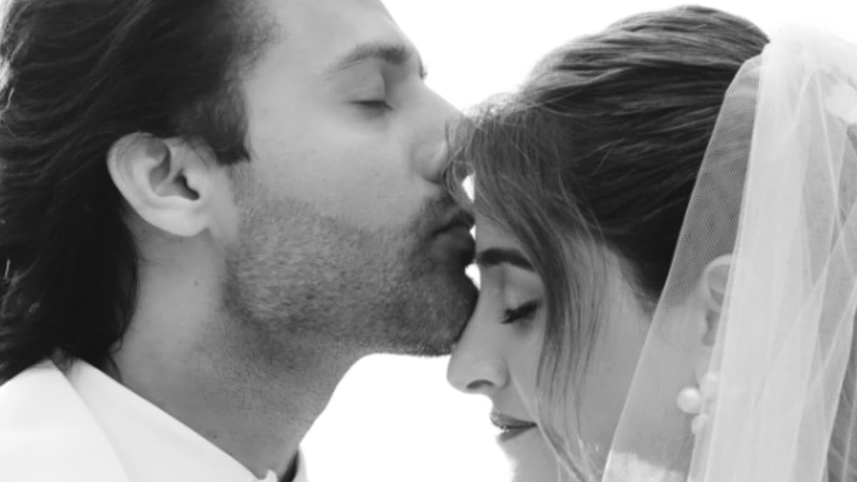 Newlywed Stebin Ben Sings Juda Hoke Bhi For Nupur Sanon At Mumbai ...