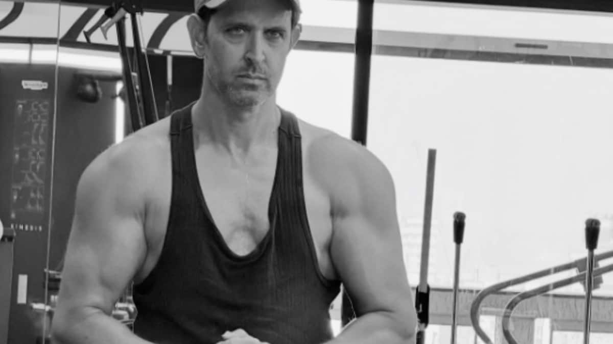 Hrithik Roshan Has ‘Hardwired Obsession With Bollywood Biceps’, Fans ...