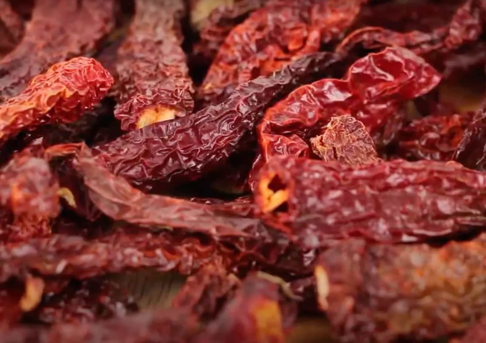 Stem VS Stemless Dried Red Chillies: Which One Should You Choose?