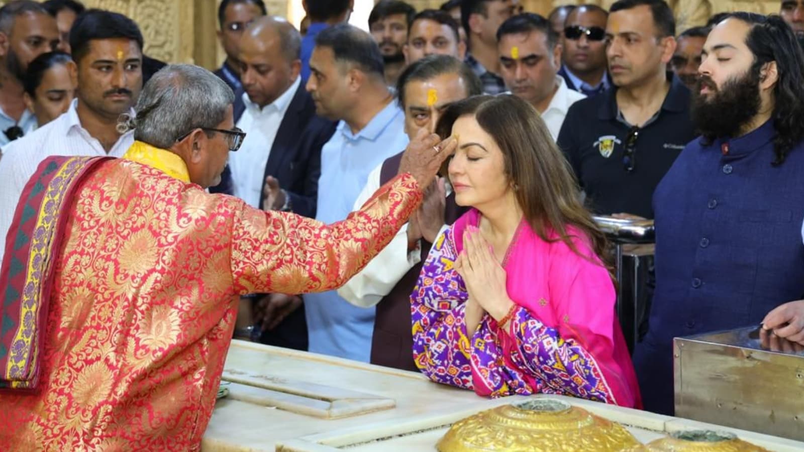 Mukesh Ambani, Family Visit Somnath Temple In Gujarat To Offer Prayers ...