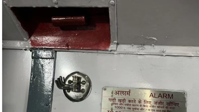 How Does Emergency Chain Pulling Stop The Train? | Explainers News - News18