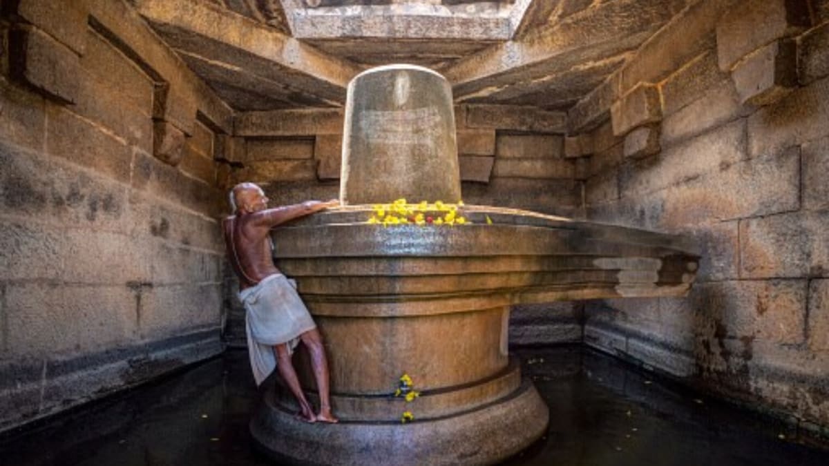 No Roof, Eternal Water: This Ancient Shivling At UNESCO Site Holds A ...
