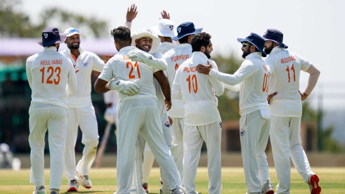 Auqib Nabi Stars With Ball As Jammu And Kashmir Hold Edge Over ...