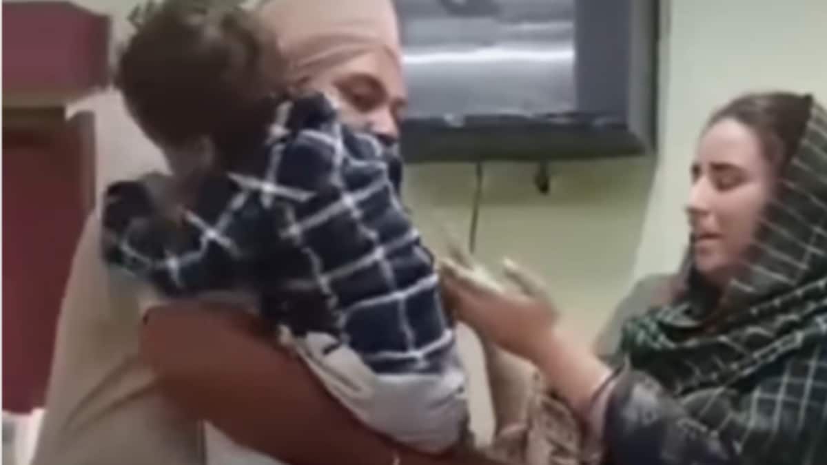 Child Refuses To Leave Father During Emotional Custody Handover To ...