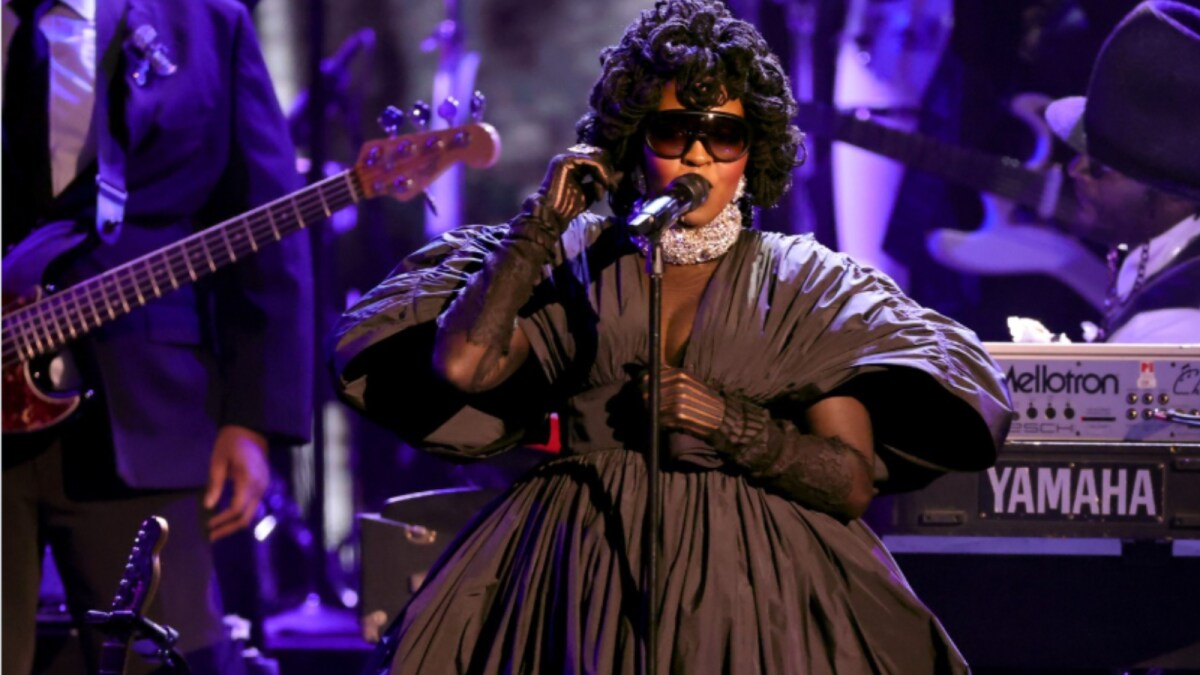 Lauryn Hill Pays Touching Tribute To Roberta Flack, D’Angelo At Grammys ...