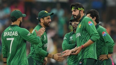 Pakistan Told To Hire Coach From India: 'Mike Hesson Free Ke Paise Le ...